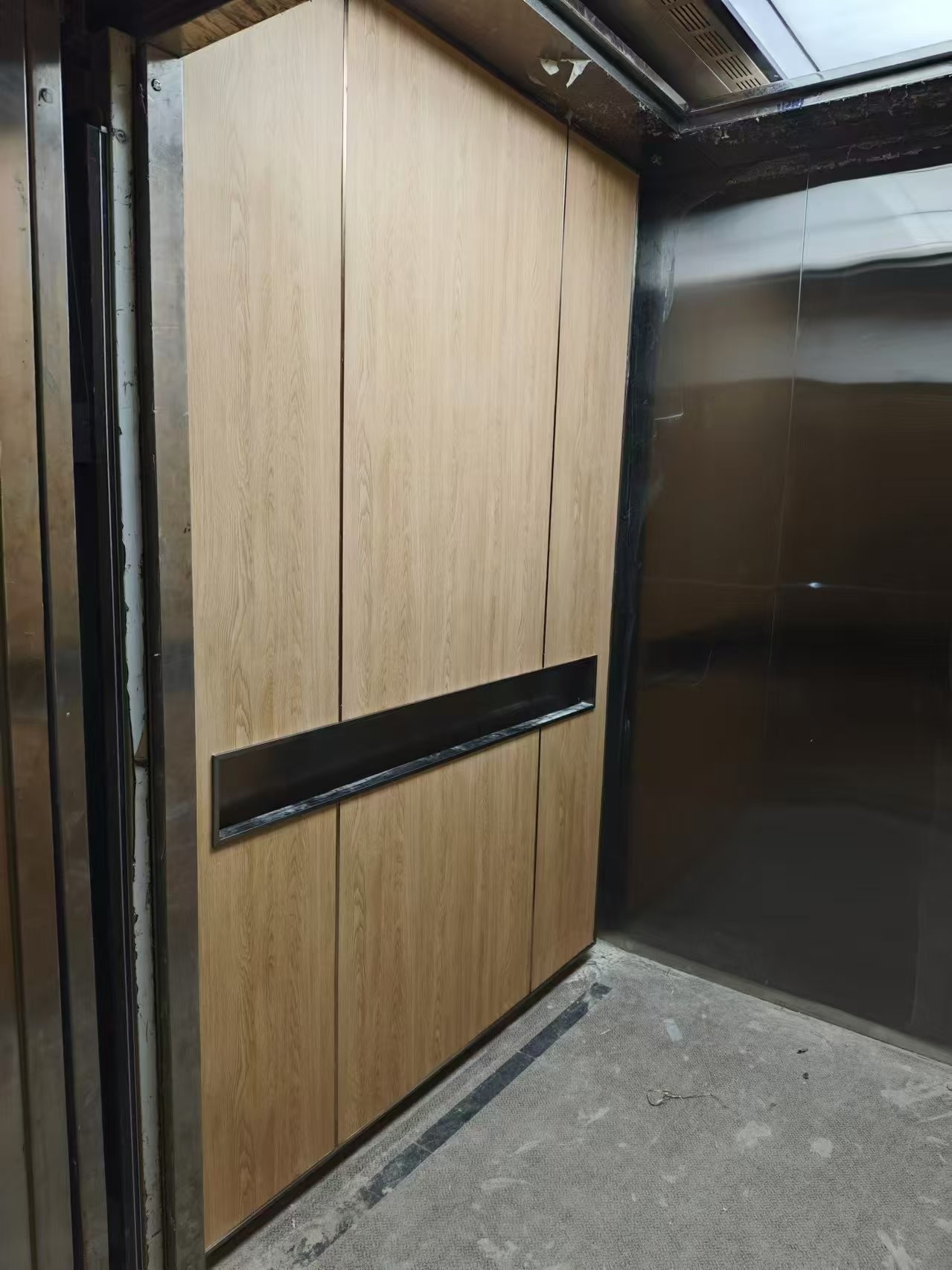 Renovation of damaged walls of shopping mall elevators